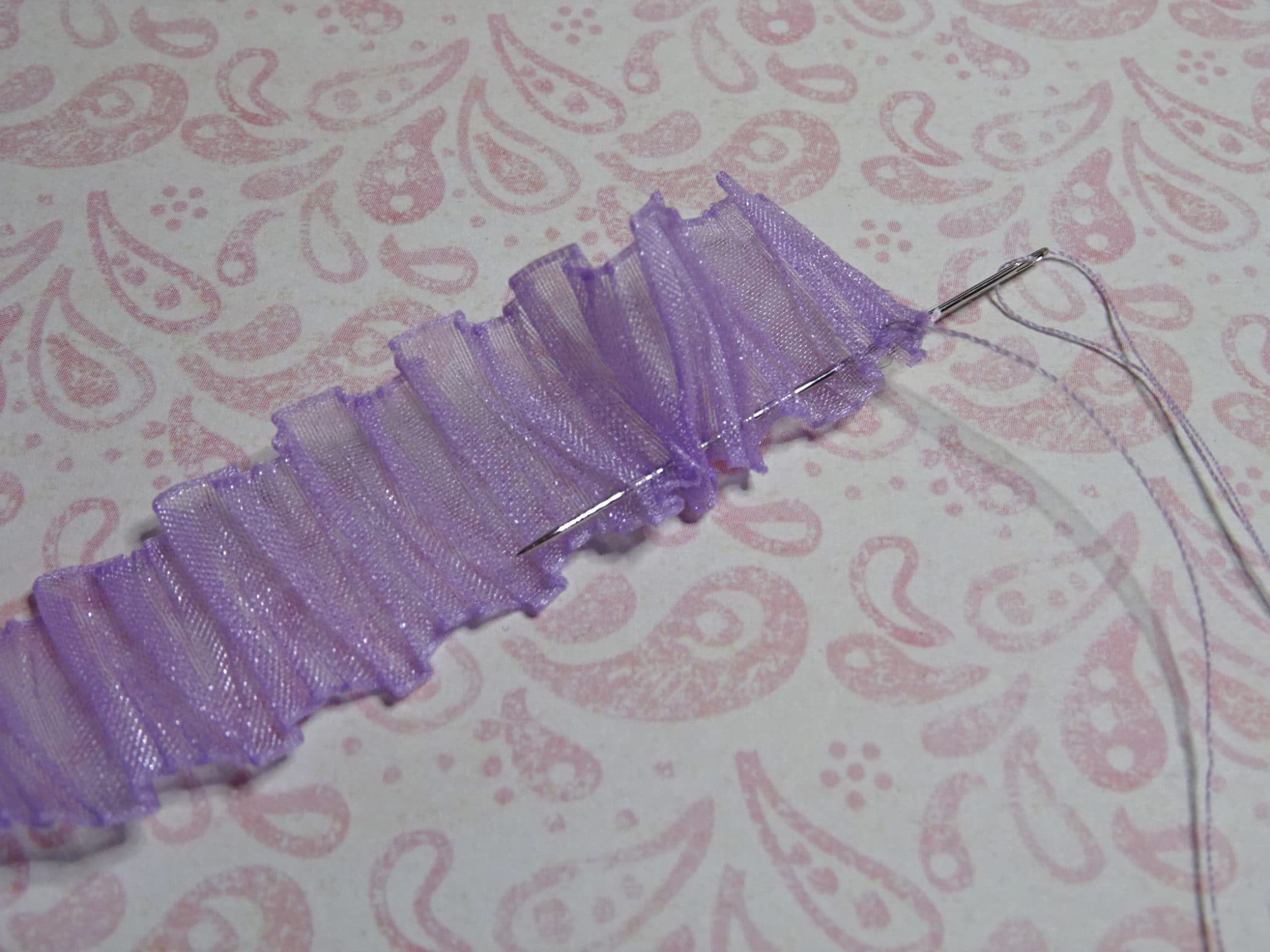 Nuance brodée #6 Broder un oeillet avec un ruban d'organza