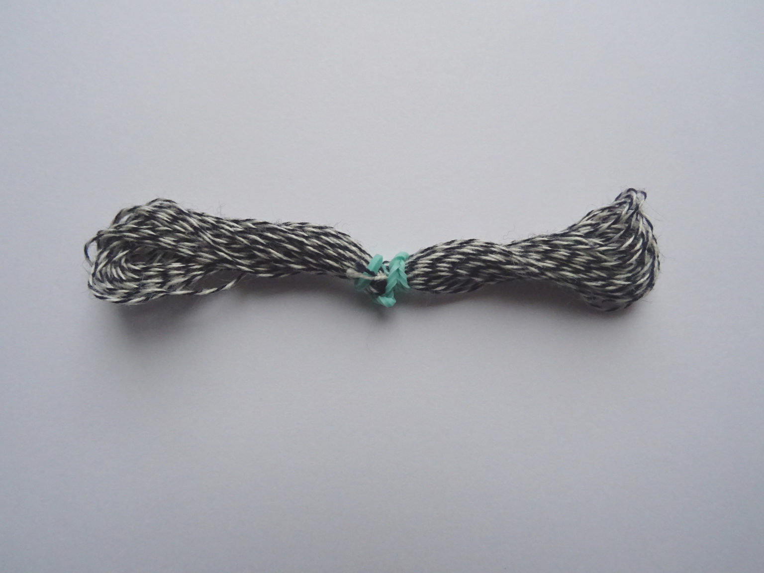 Fil Fin noir et blanc - Fils et Fantaisies broderie d'embellissement